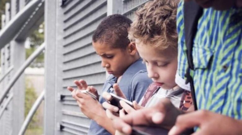 How Much Smartphone Usage is Too Much? - Demotix.com
