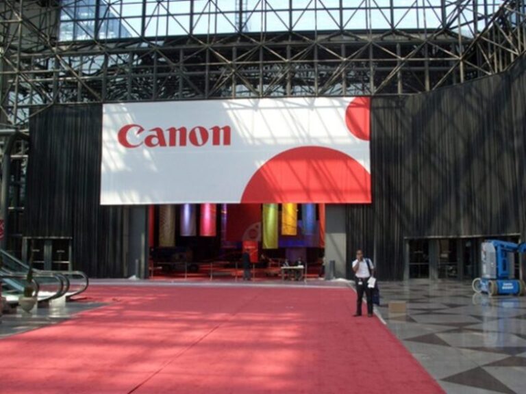 What is the Difference Between Canvas and Vinyl Banners? - Demotix.com