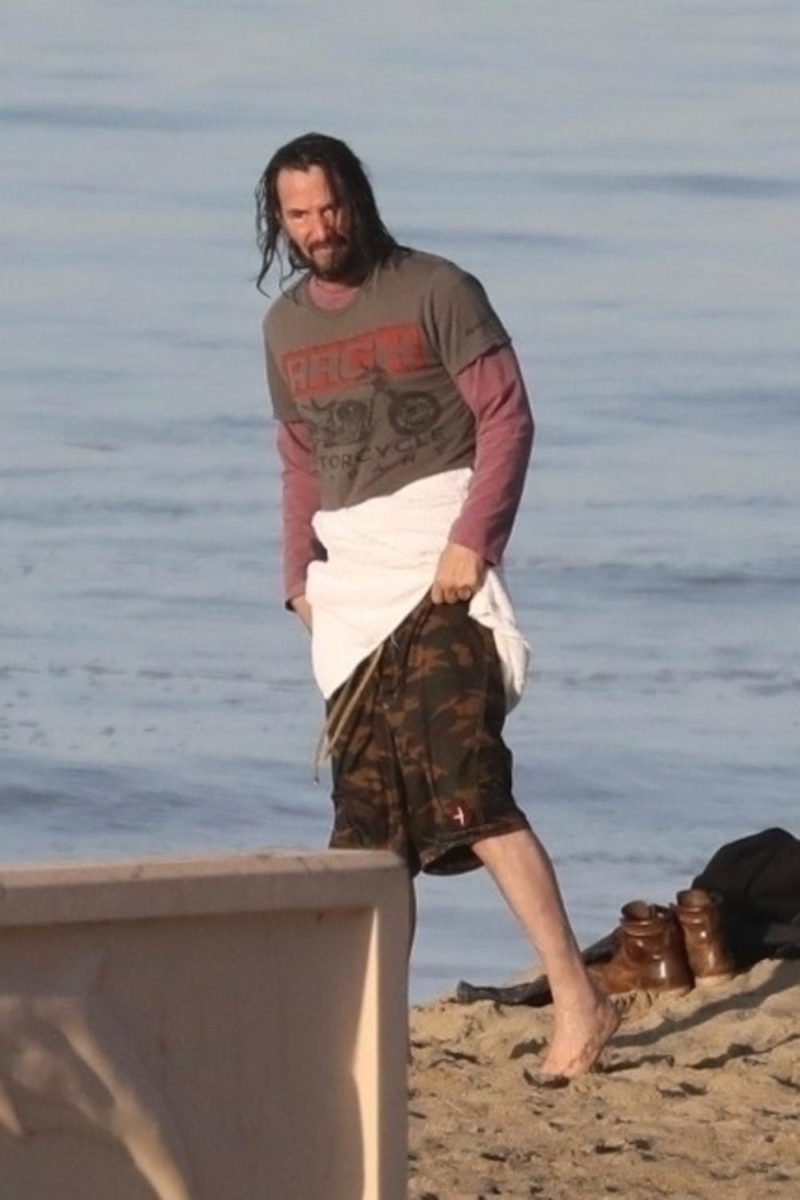 Keanu Reeves Strips off at the Beach and Dips in the Ocean on His Road ...