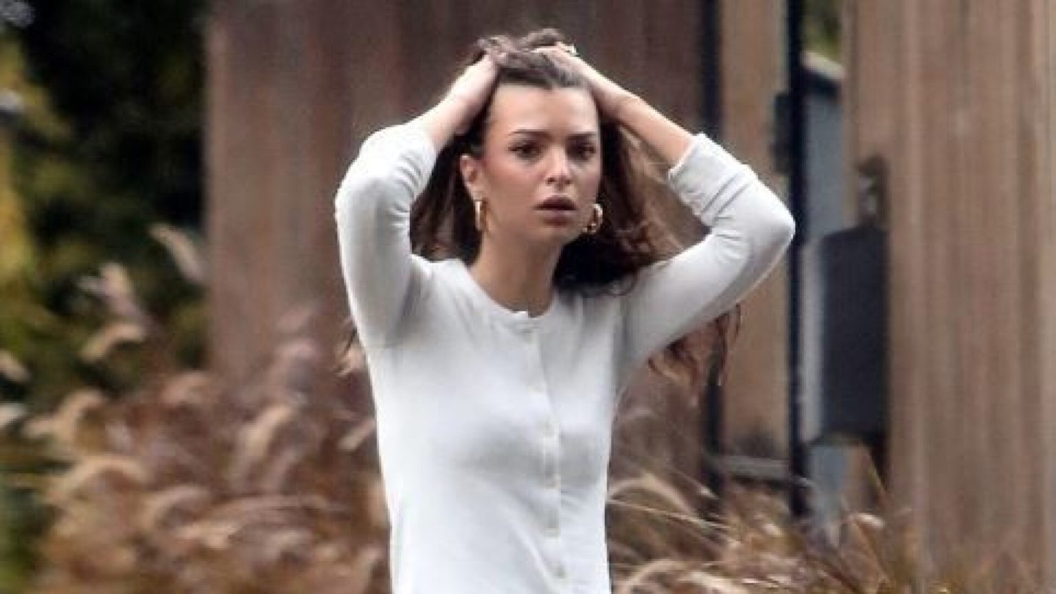 Emily Ratajkowski Runs out Into the Street Barefoot as Her Dog Gets ...