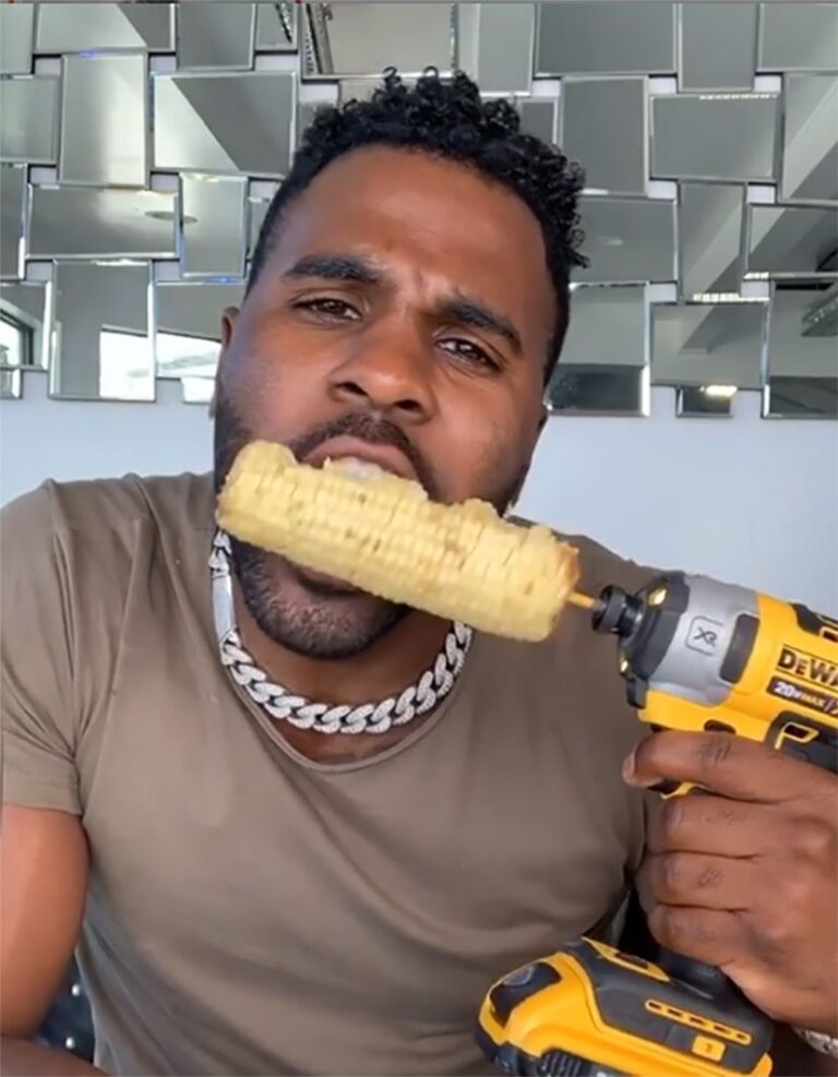 Jason Derulo Loses Front Teeth While Eating Corn - Demotix.com