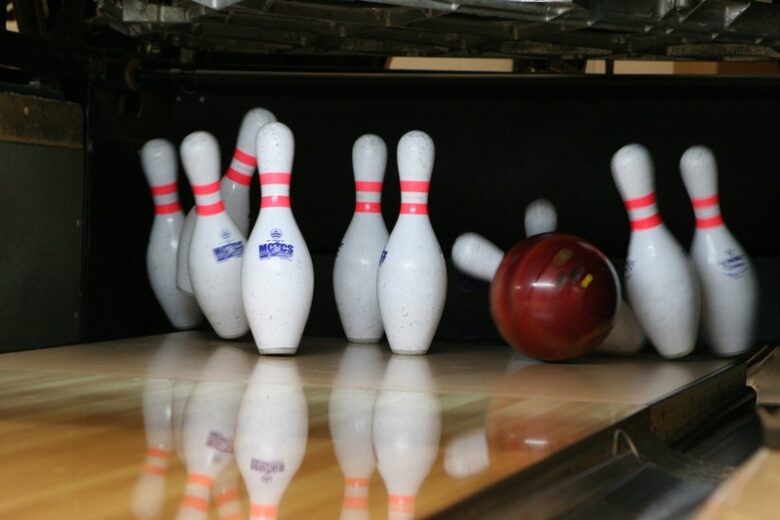 7 Easy Steps on How to Get Good at Bowling - Demotix.com