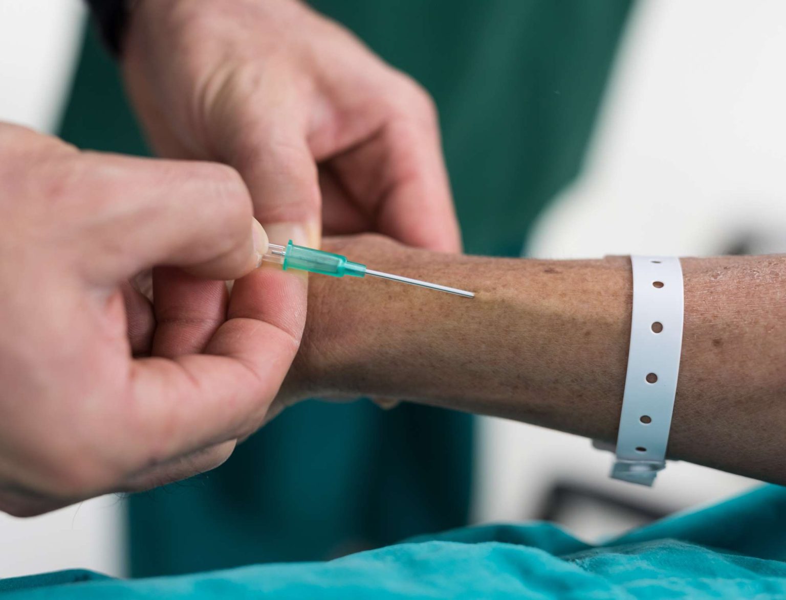How to Locate Veins in Obese Person Using Vein Finder - Demotix.com